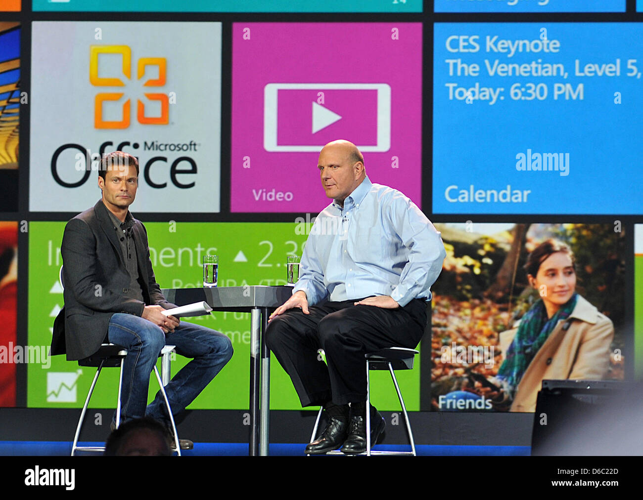 Microsoft Vorsitzender Steve Ballmer (R) sitzt neben uns TV-Moderator ...