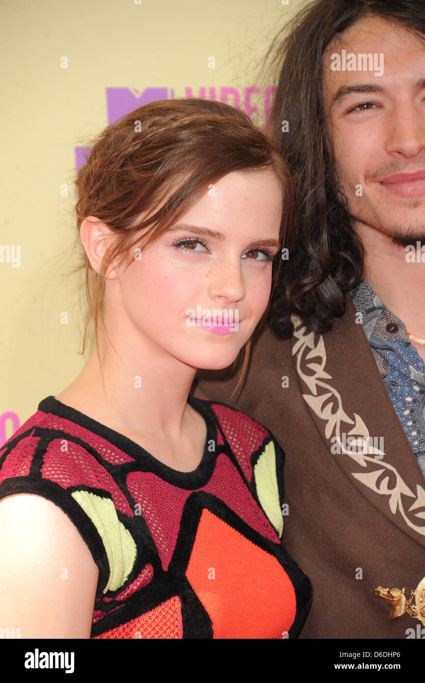 Schauspielerin Emma Watson (l) und Ezra Miller ankommen bei den MTV ...