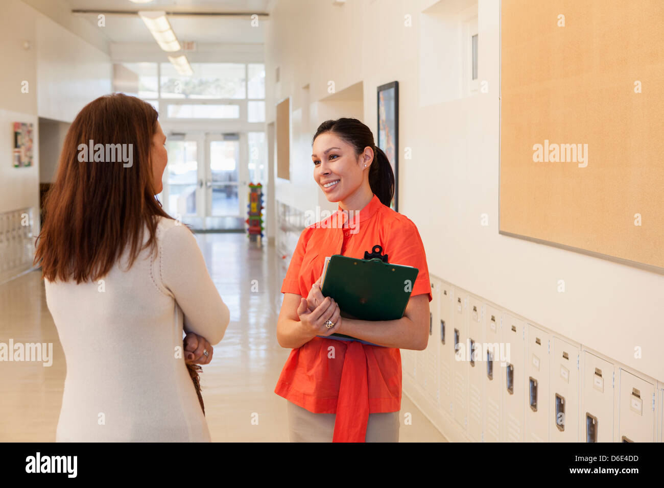 Schulhaus flur -Fotos und -Bildmaterial in hoher Auflösung – Alamy