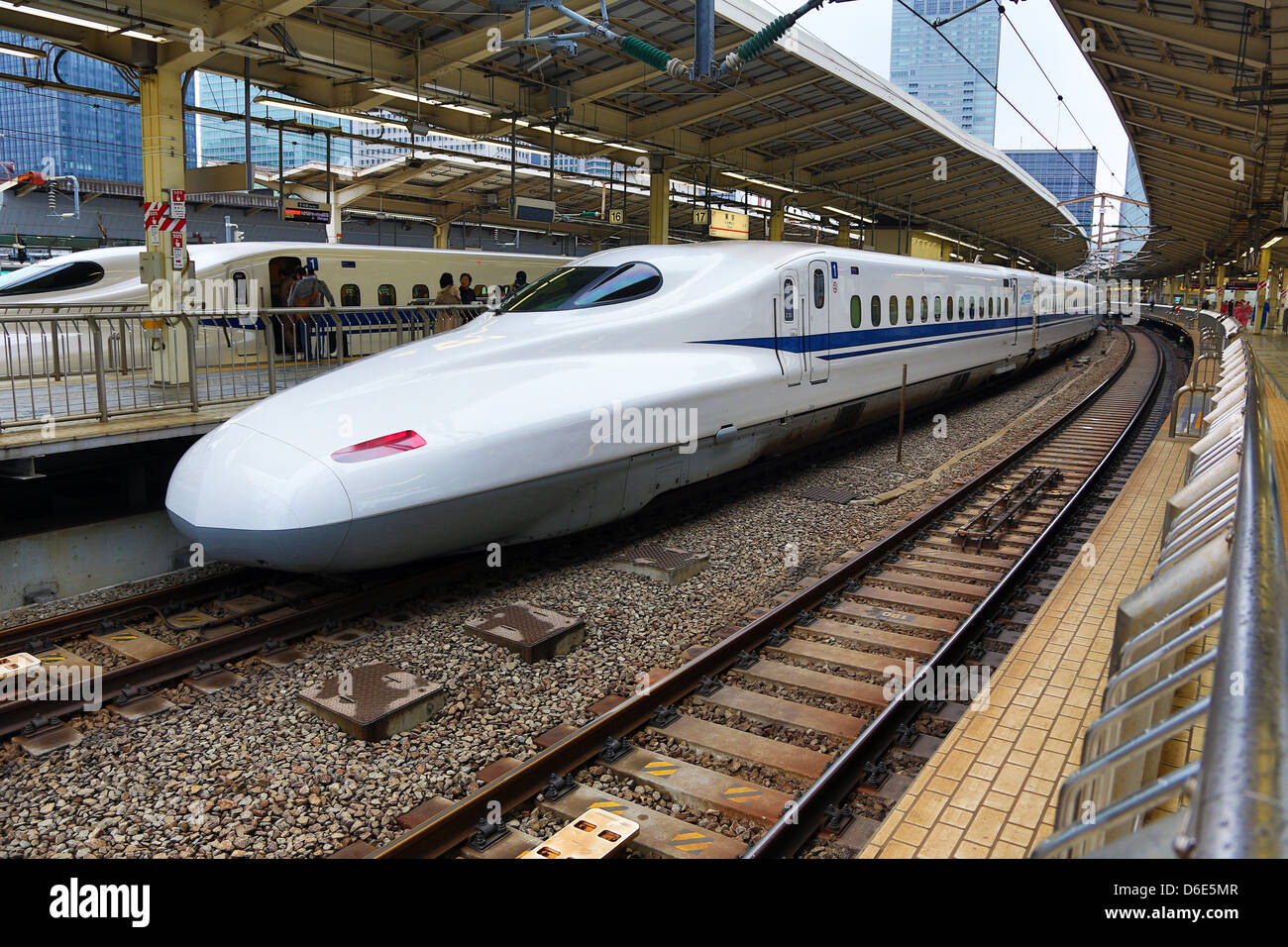 Japanischen Hochgeschwindigkeitszug Shinkansen in Tokio Bahnhof, Tokyo ...