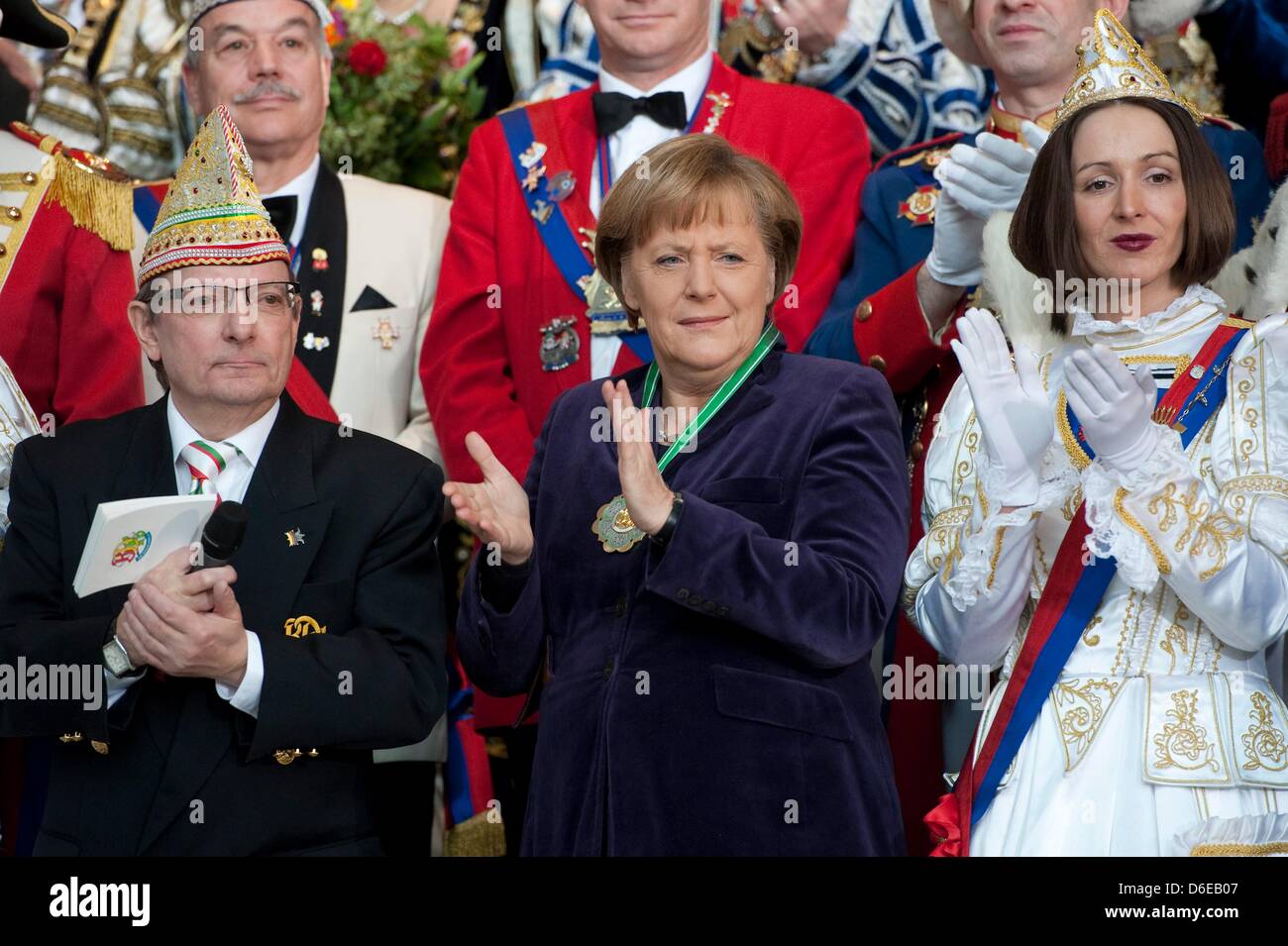 Bundeskanzlerin Angela Merkel Uhren eine Tanz-Performance neben dem ...