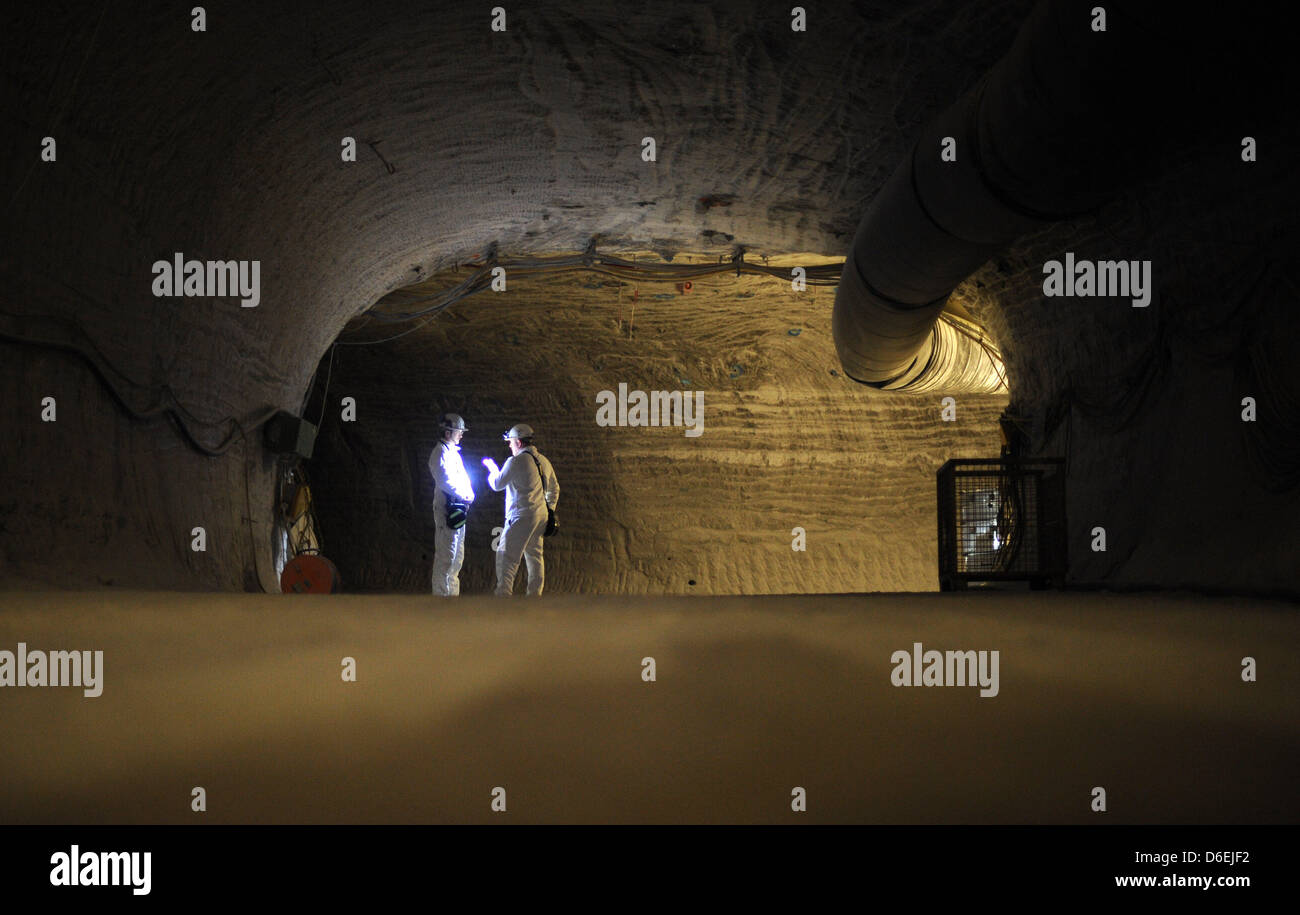 Besucher besichtigen die Exploration-Bergwerk in Gorleben, Deutschland ...