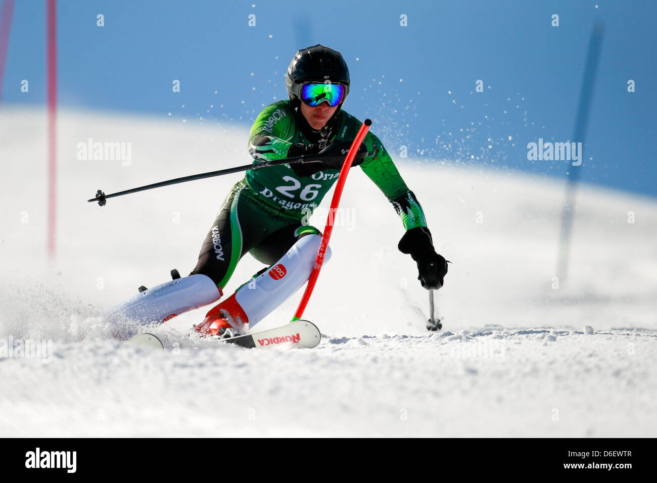 Skifahren mit einem helm auf -Fotos und -Bildmaterial in hoher ...
