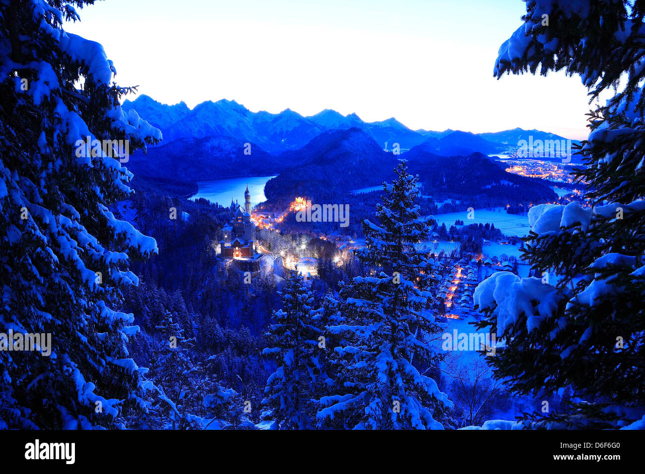 Das Schloss Neuschwanstein mit See Alpsee in der Abenddämmerung ...