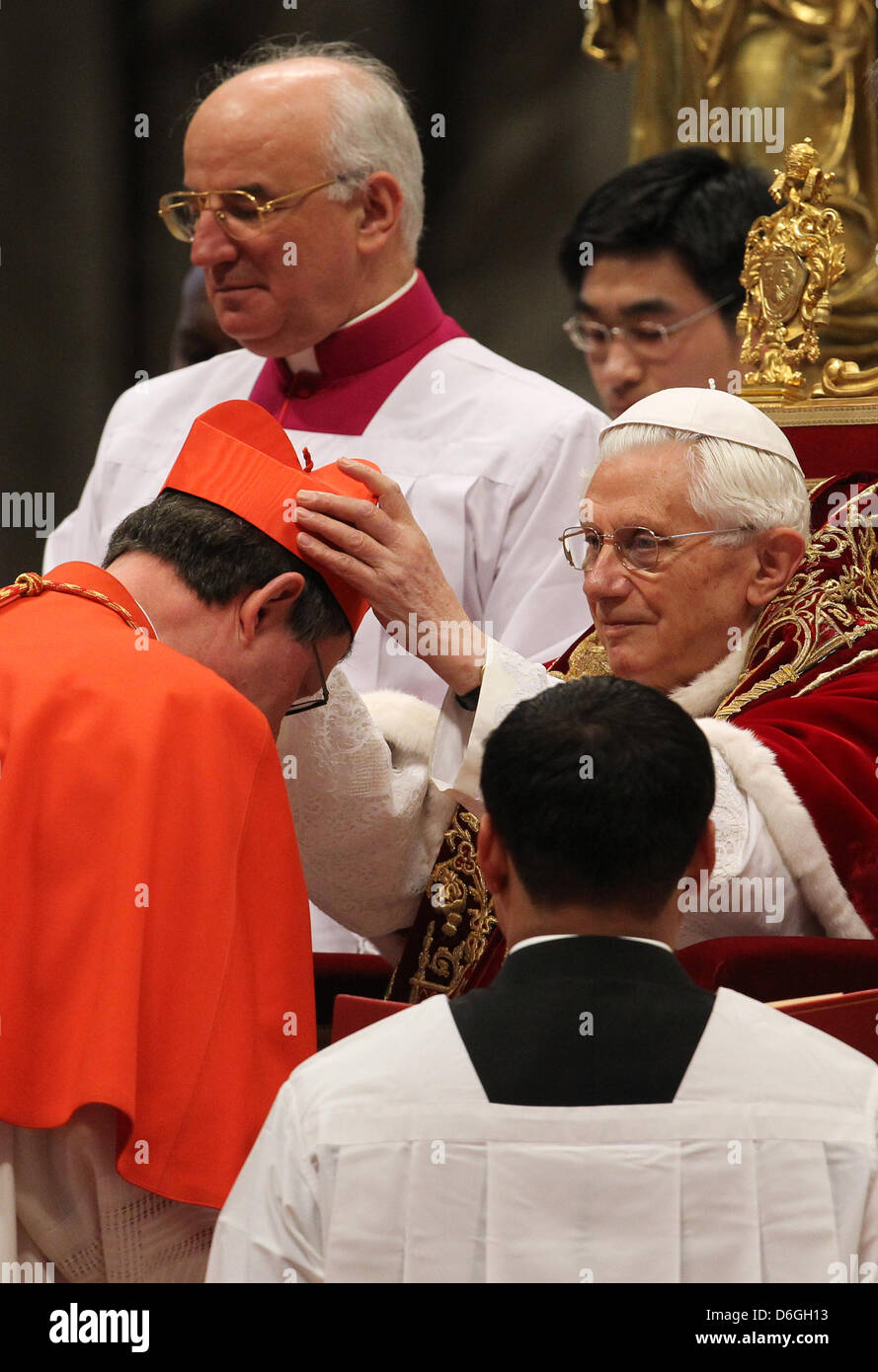 Berliner Erzbischof Rainer Maria Woelki (L) erhält den roten Hut und ...