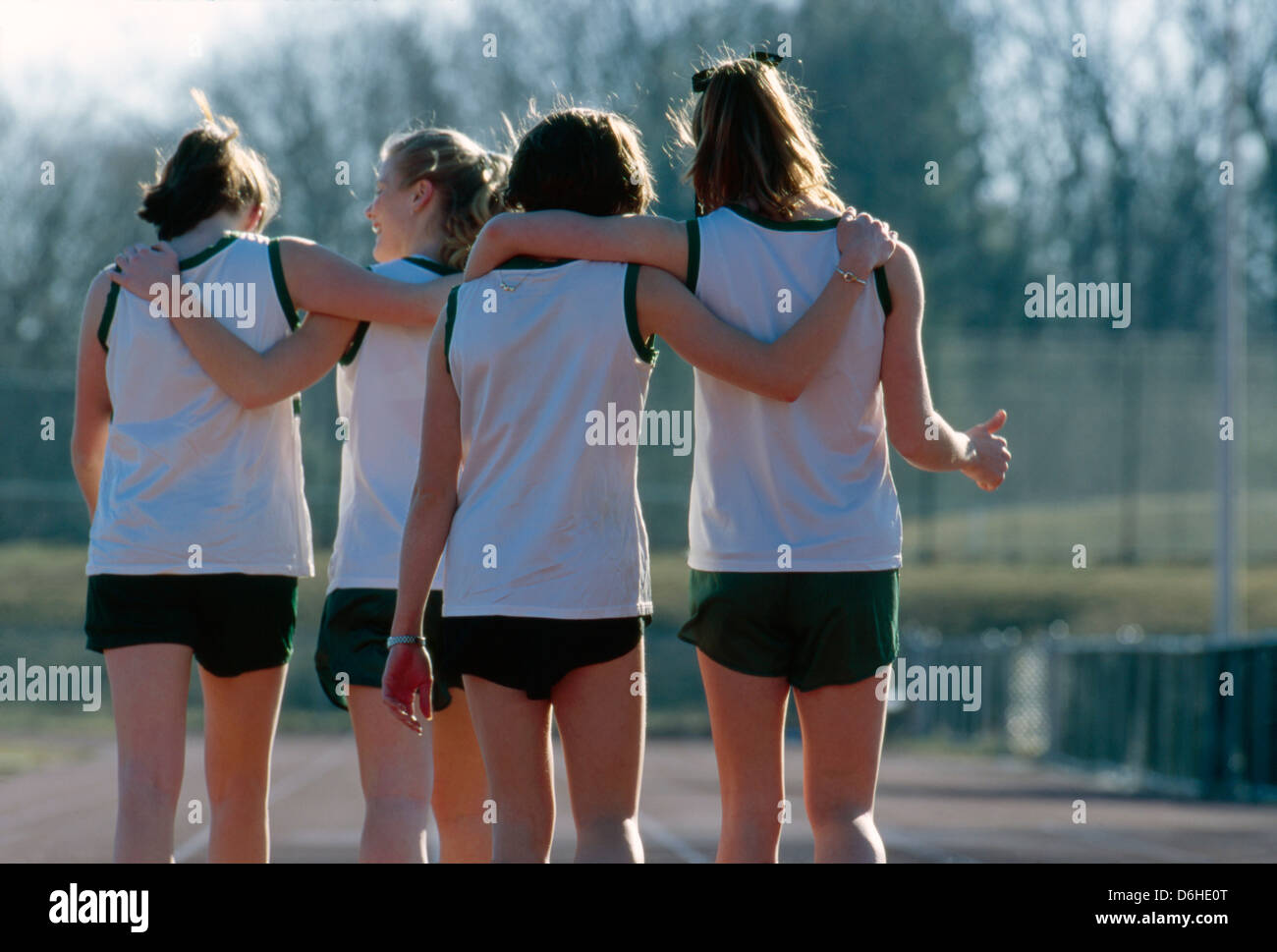 Mädchen Gymnasium Track Team-Mitglieder auf der Laufstrecke ...