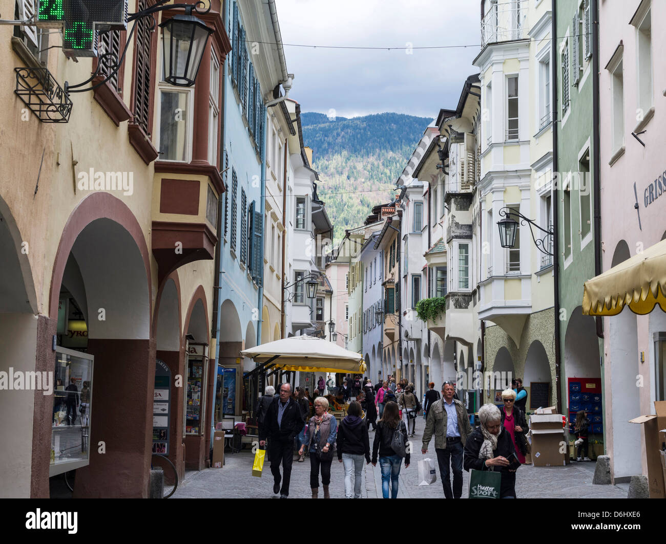 Stadt Meran (Meran) mit der alten Stadt mit Fußgängern. Süd-Tirol ...
