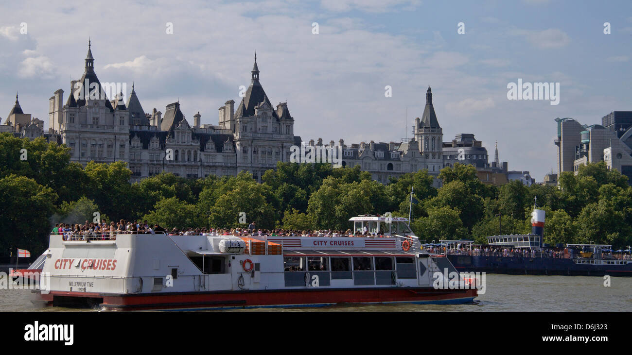Ein großes 'City Cruise' Boot voller Touristen Touren die berühmten ...