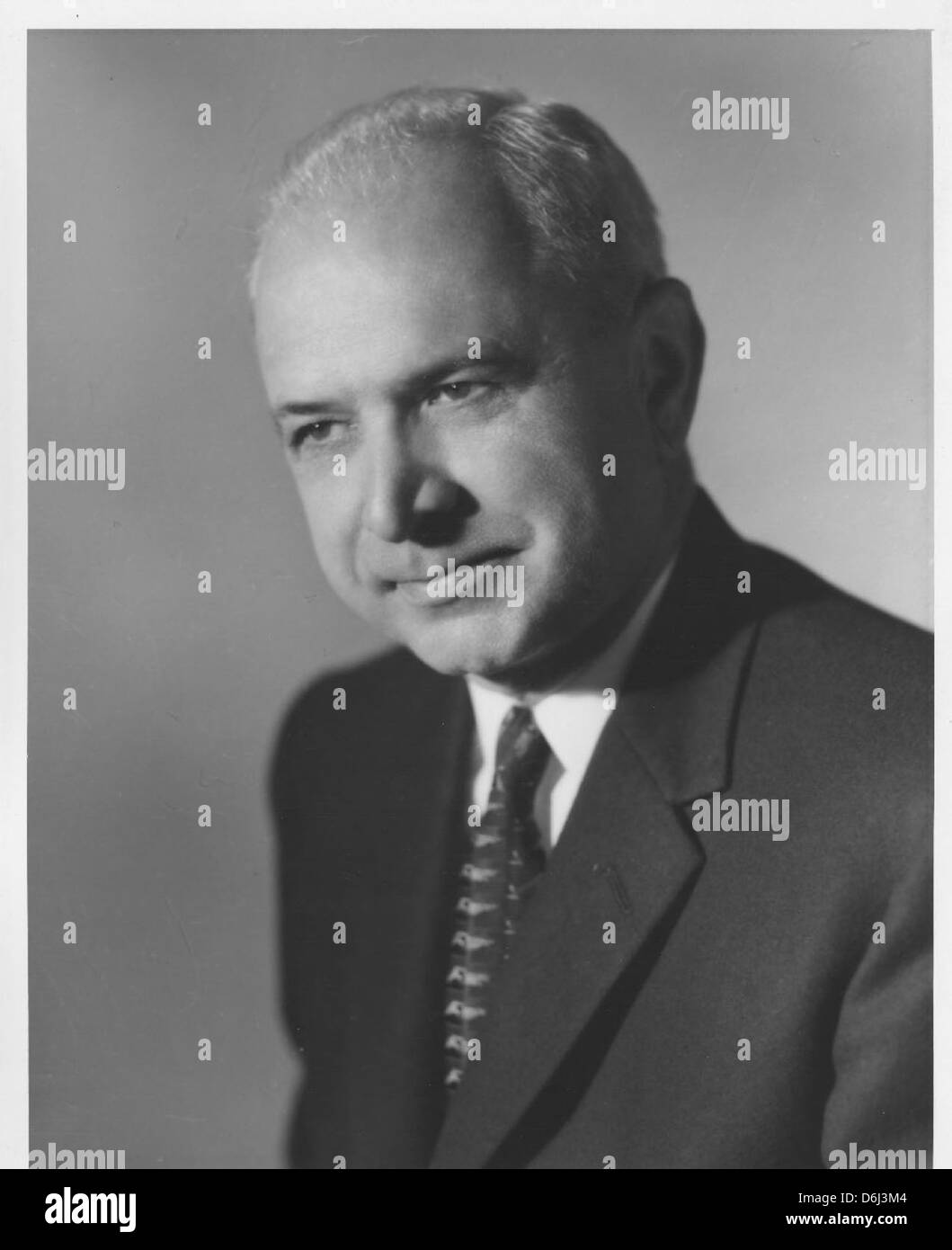 Dieses Bild zeigt T. Claude Ryan, einen einflussreichen ...