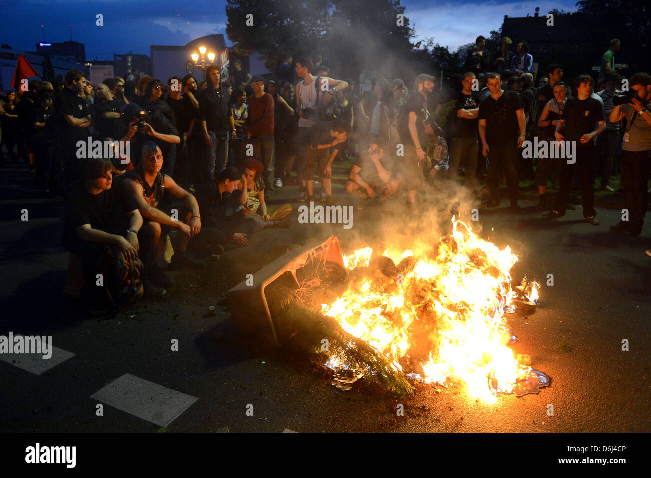 Riot demonstration germany -Fotos und -Bildmaterial in hoher Auflösung ...