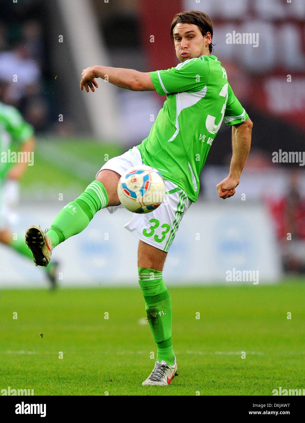 Wolfsburgs Patrick Helmes steuert den Ball während der Bundesliga ...