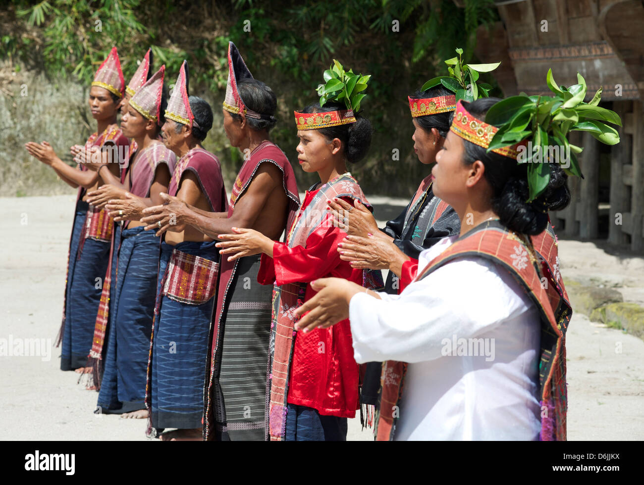 Batak traditional dress -Fotos und -Bildmaterial in hoher Auflösung – Alamy