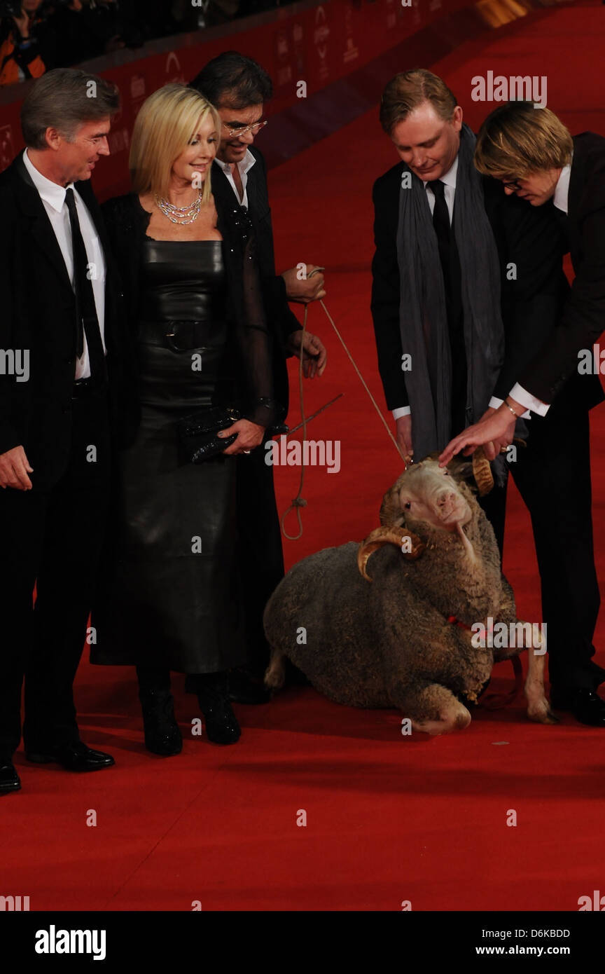 John Easterling, Olivia Newton-John, eine Ziege, Direktor Stephan ...