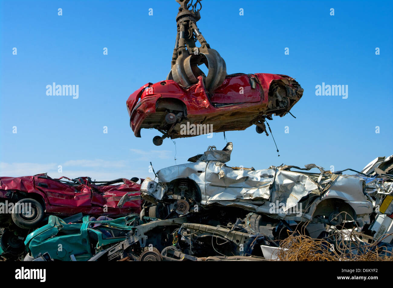 Unfall auto auf einem schrottplatz -Fotos und -Bildmaterial in hoher ...