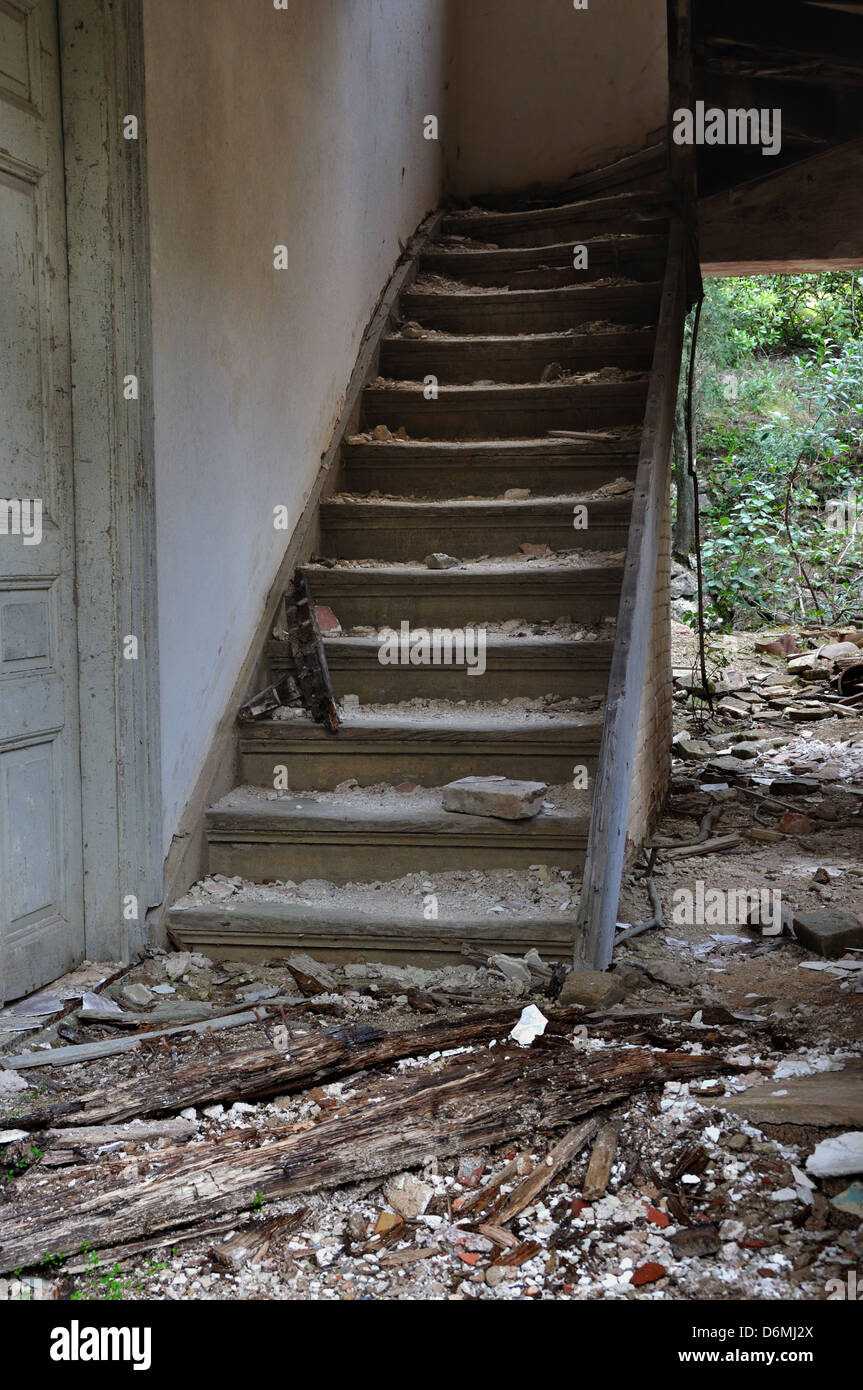 Alte Holztreppe und schmutzigen Boden innen verlassenes Haus ...