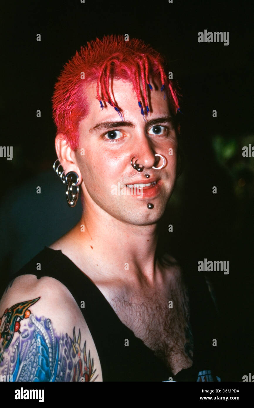 Mann mit Tattoos und Piercings an Dunstable Tattoo und Body piercing ...