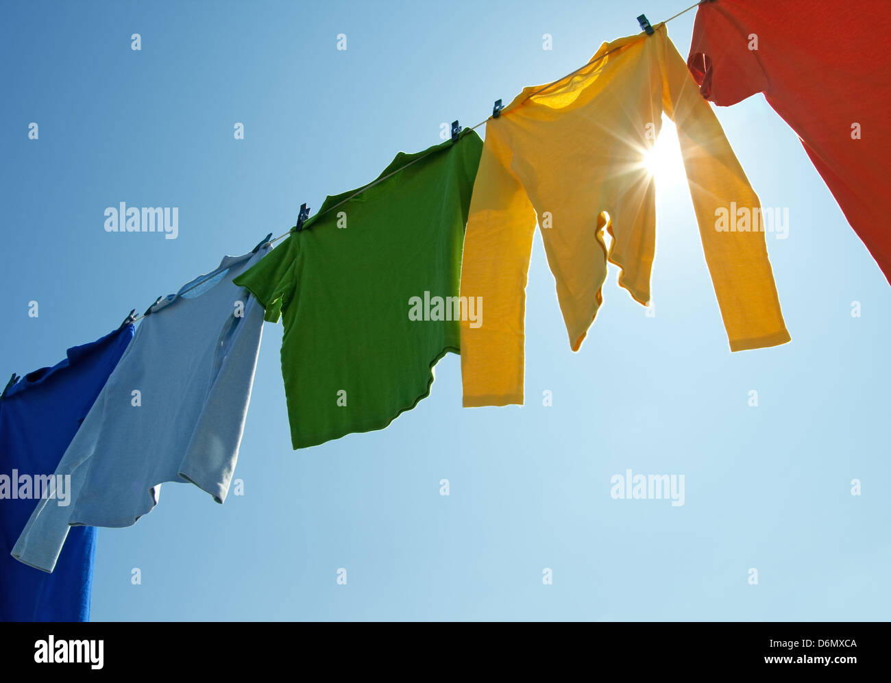 Bunte outdoor kleidung -Fotos und -Bildmaterial in hoher Auflösung – Alamy
