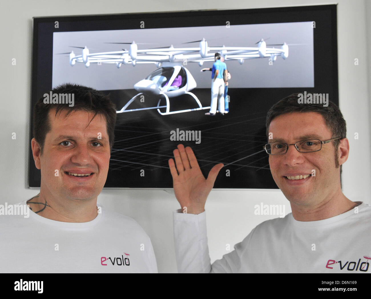 Geschäftsführer der e-Volo GmbH, stehen Alexander Zosel (L) und Stephan ...