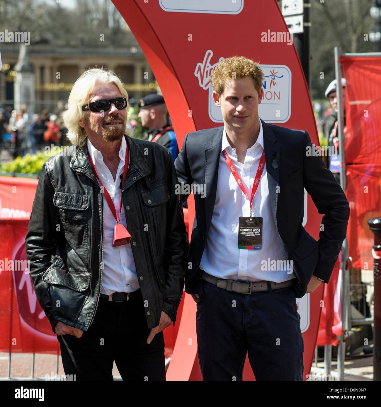 Richard Branson und Prinz Harry auf den Virgin London Marathon Medaille ...
