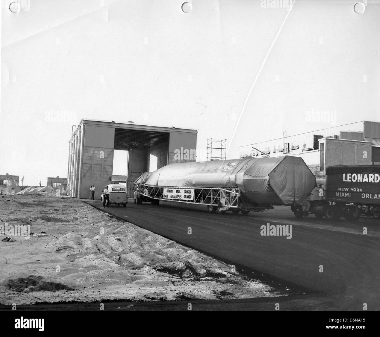Foto von Mark Irwins Spezialsammlung, die das Apollo Atlas-Programm der ...