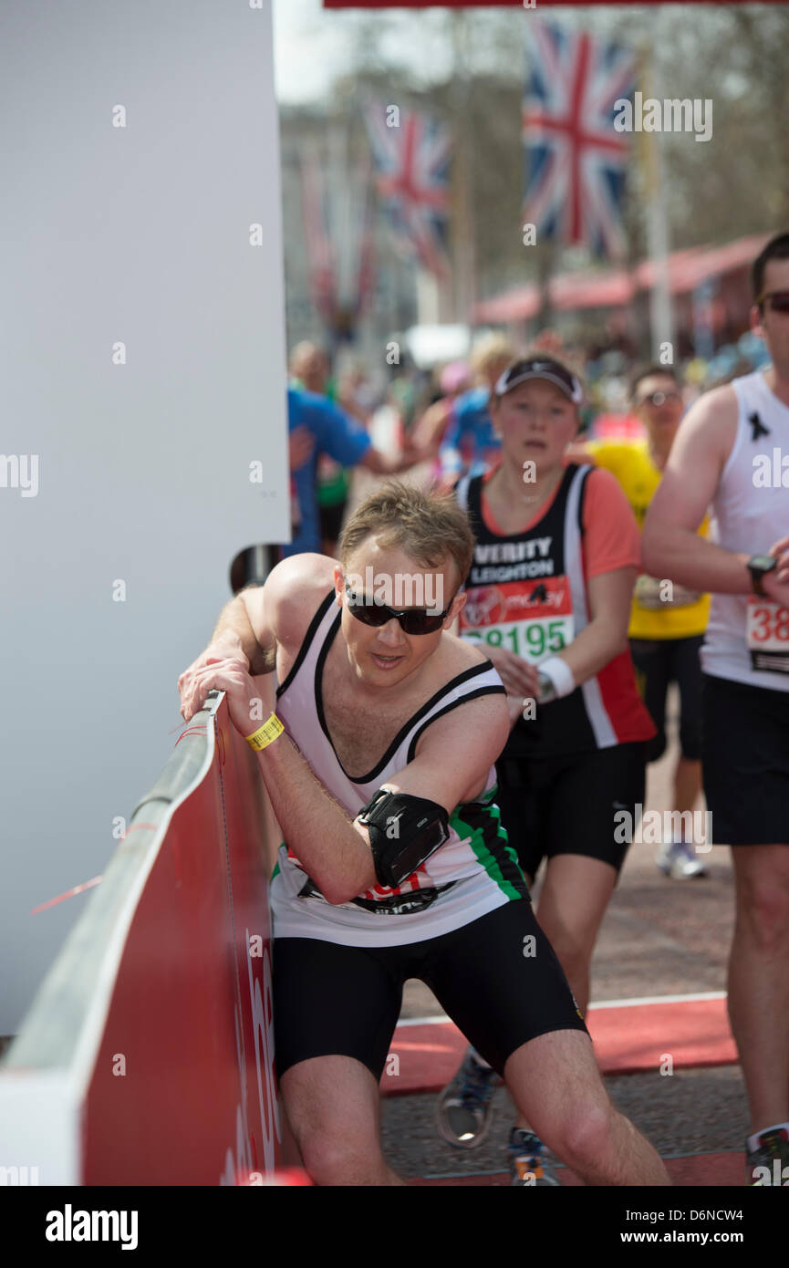 Marathon runner collapsed -Fotos und -Bildmaterial in hoher Auflösung ...