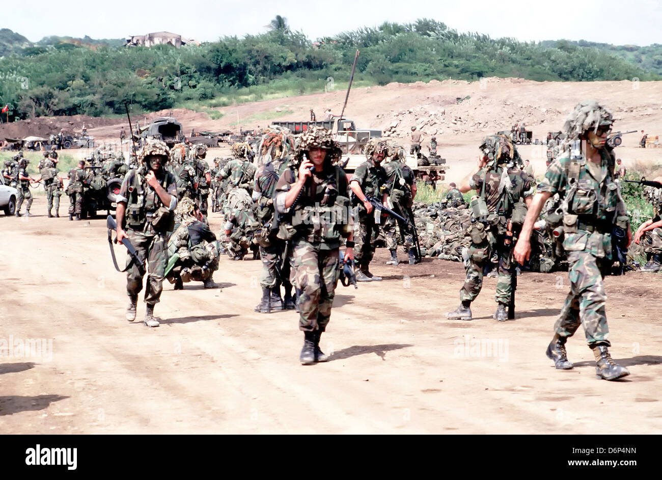U.S. 82nd Airborne Division Soldaten während der Invasion von Grenada, unter dem Codenamen ...