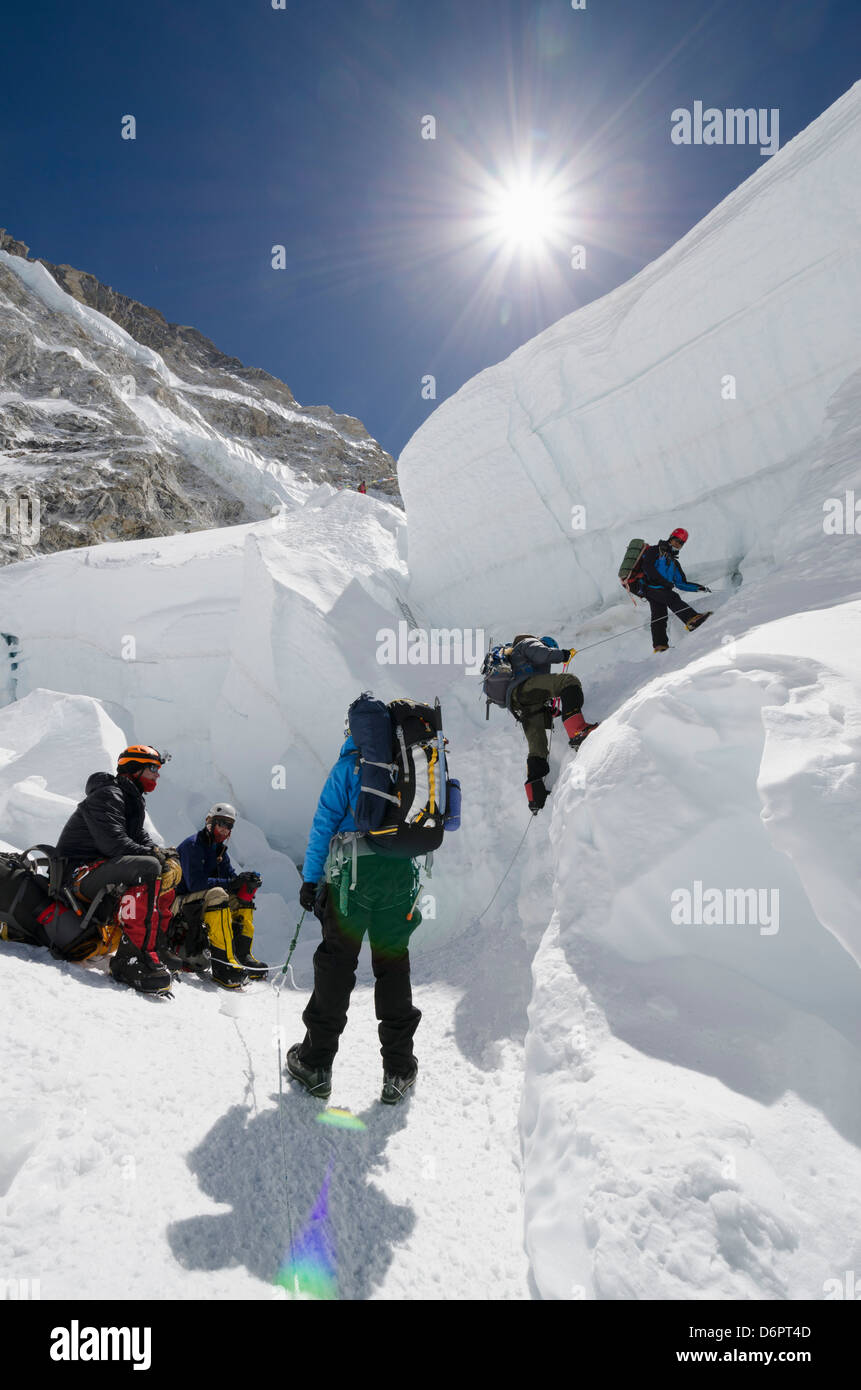Bergsteiger am everest icefall -Fotos und -Bildmaterial in hoher ...