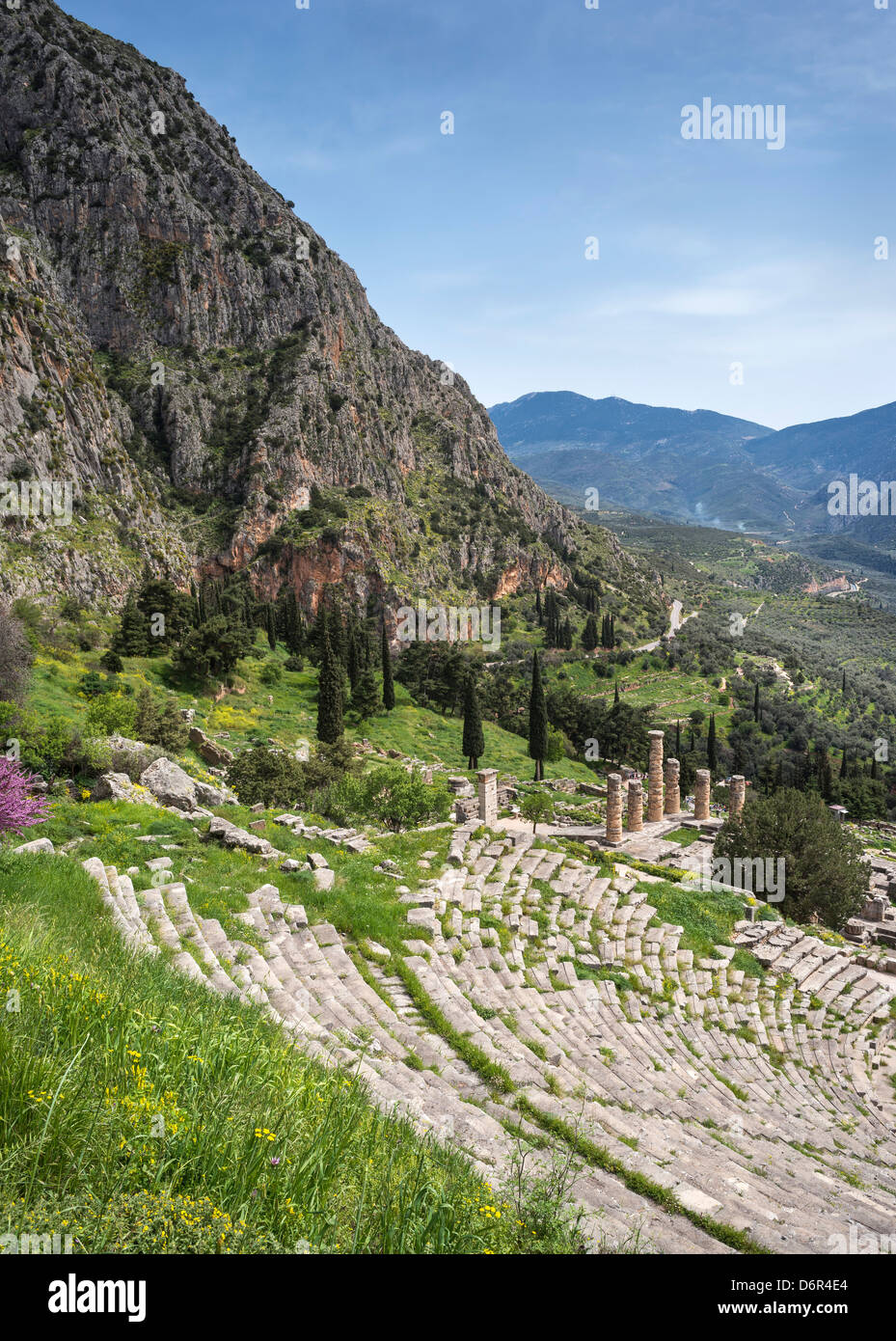 Tempel der apollo ruinen in delphi -Fotos und -Bildmaterial in hoher ...