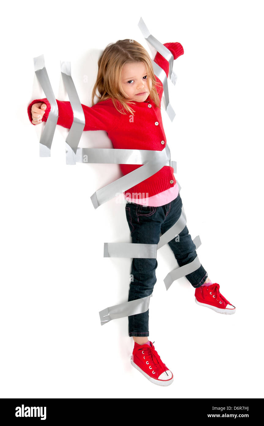 Junge Mädchen Gefesselt Mit Klebeband An Der Wand Stockfotografie Alamy