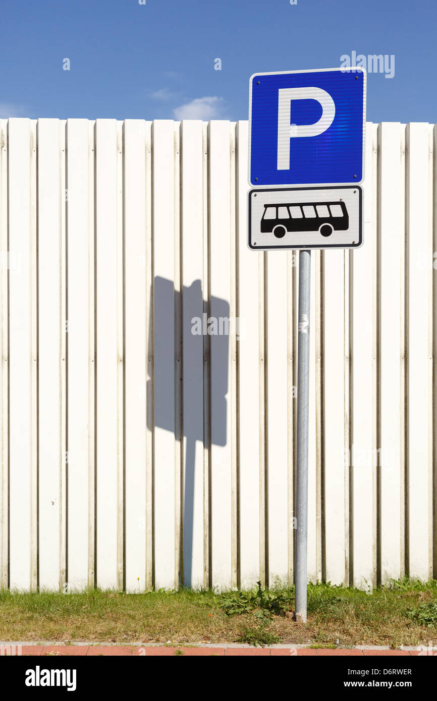 Parkplatz zeichen symbol informationen -Fotos und -Bildmaterial in ...