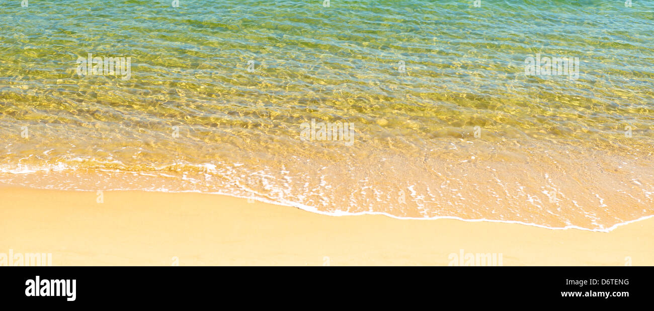 Sanfte wellen am strand -Fotos und -Bildmaterial in hoher Auflösung – Alamy