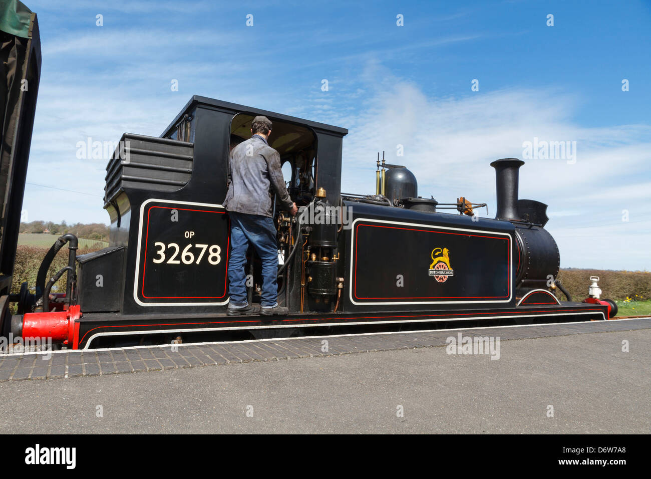 Ein Dampfzug zieht Bodiam Station auf der Kent & East Sussex Railway ...