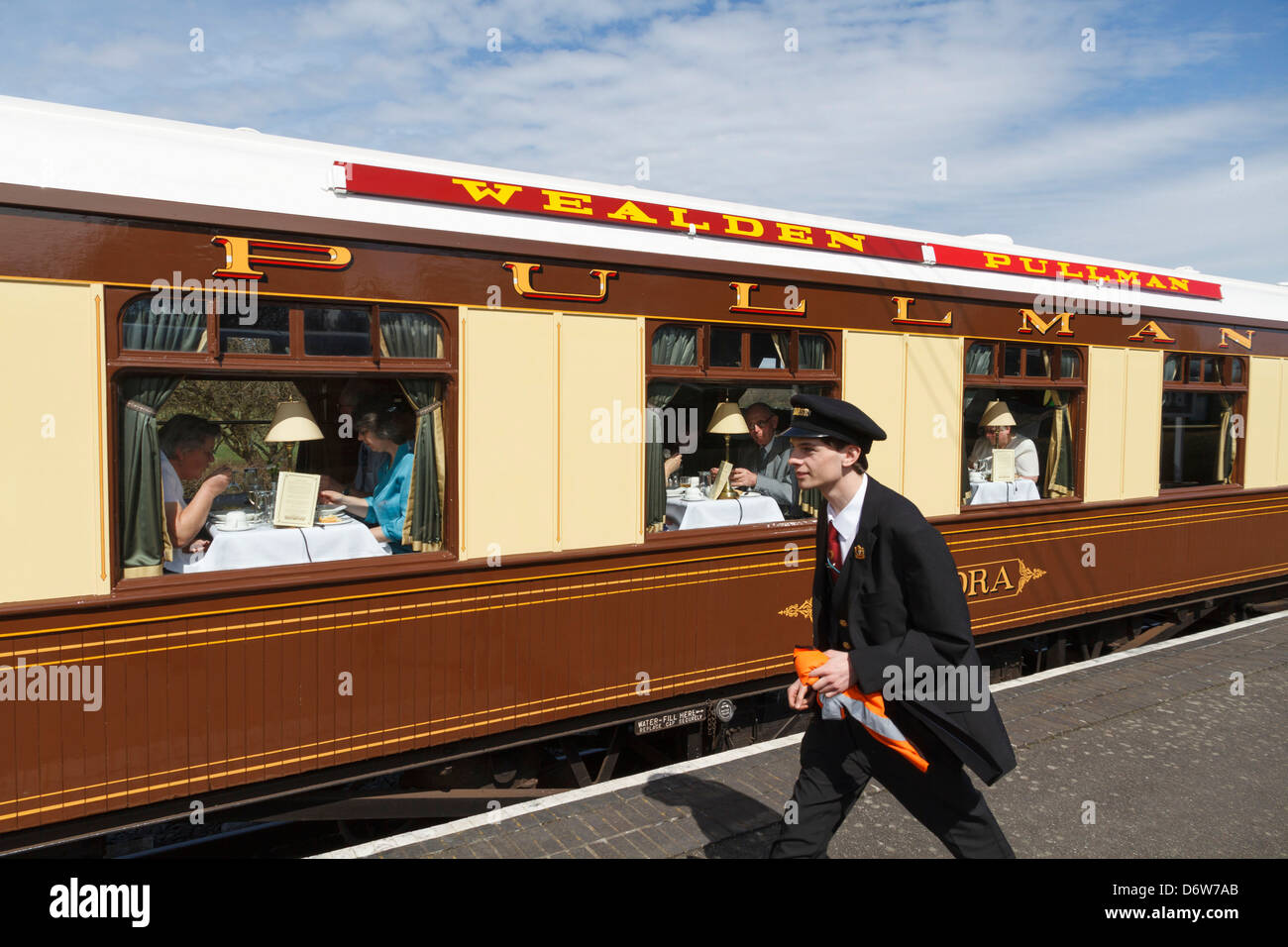 Ein Dampfzug zieht Bodiam Station auf der Kent & East Sussex Railway ...