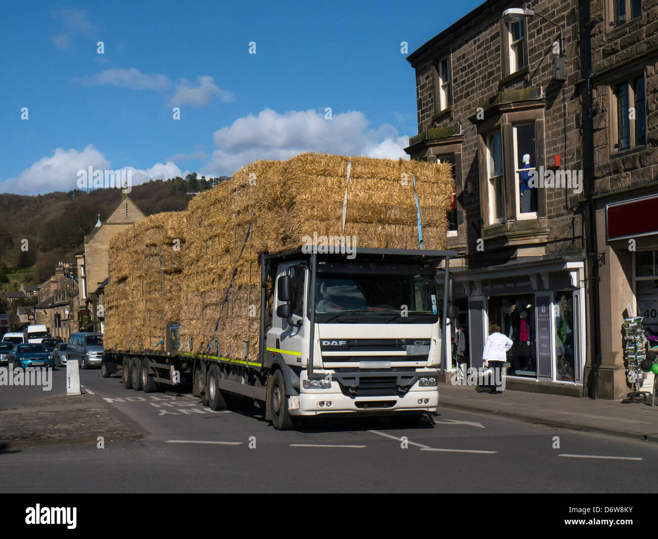 LKW beladen mit Heu Reisen durch Bakewell Stadt im Peak District ...