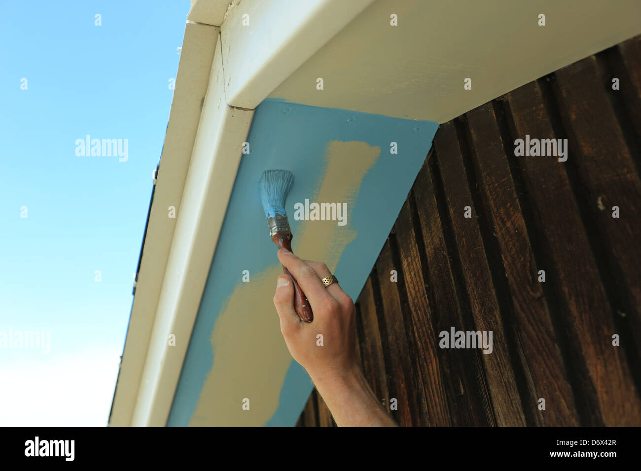 Maler Malerei äußere Haus Dach Fascia Boards Stockfotografie - Alamy