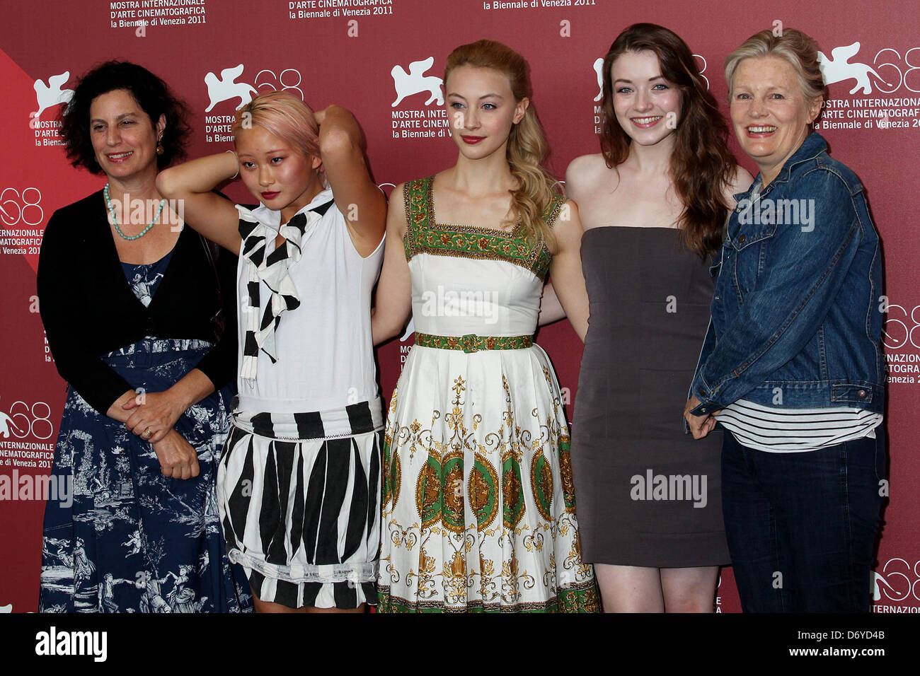 Sarah bolger sarah gadon 68th -Fotos und -Bildmaterial in hoher ...