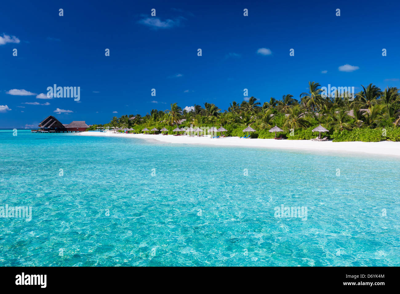 Sandstrand mit palmen -Fotos und -Bildmaterial in hoher Auflösung – Alamy