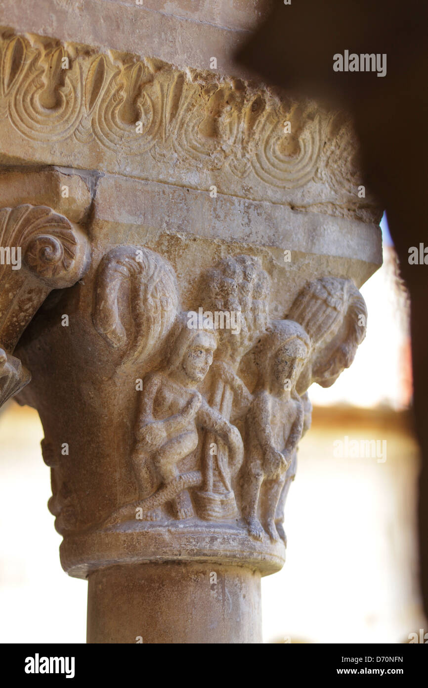 Elne, Frankreich, Darstellung von Adam und Eva in einer der Hauptstädte im Kreuzgang in die ...