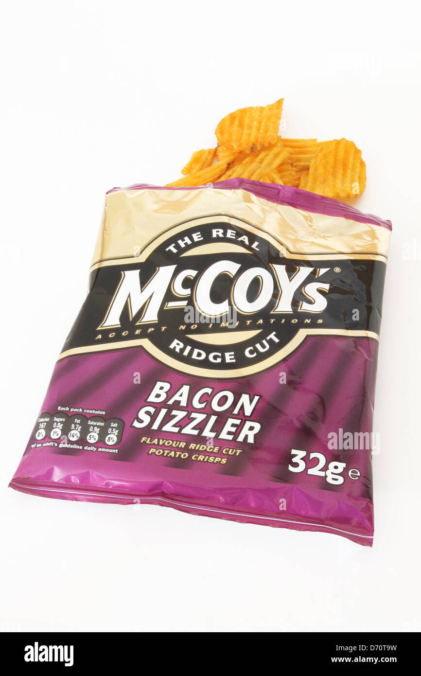 Packung McCoys Chips auf einem weißen Hintergrund Stockfotografie - Alamy