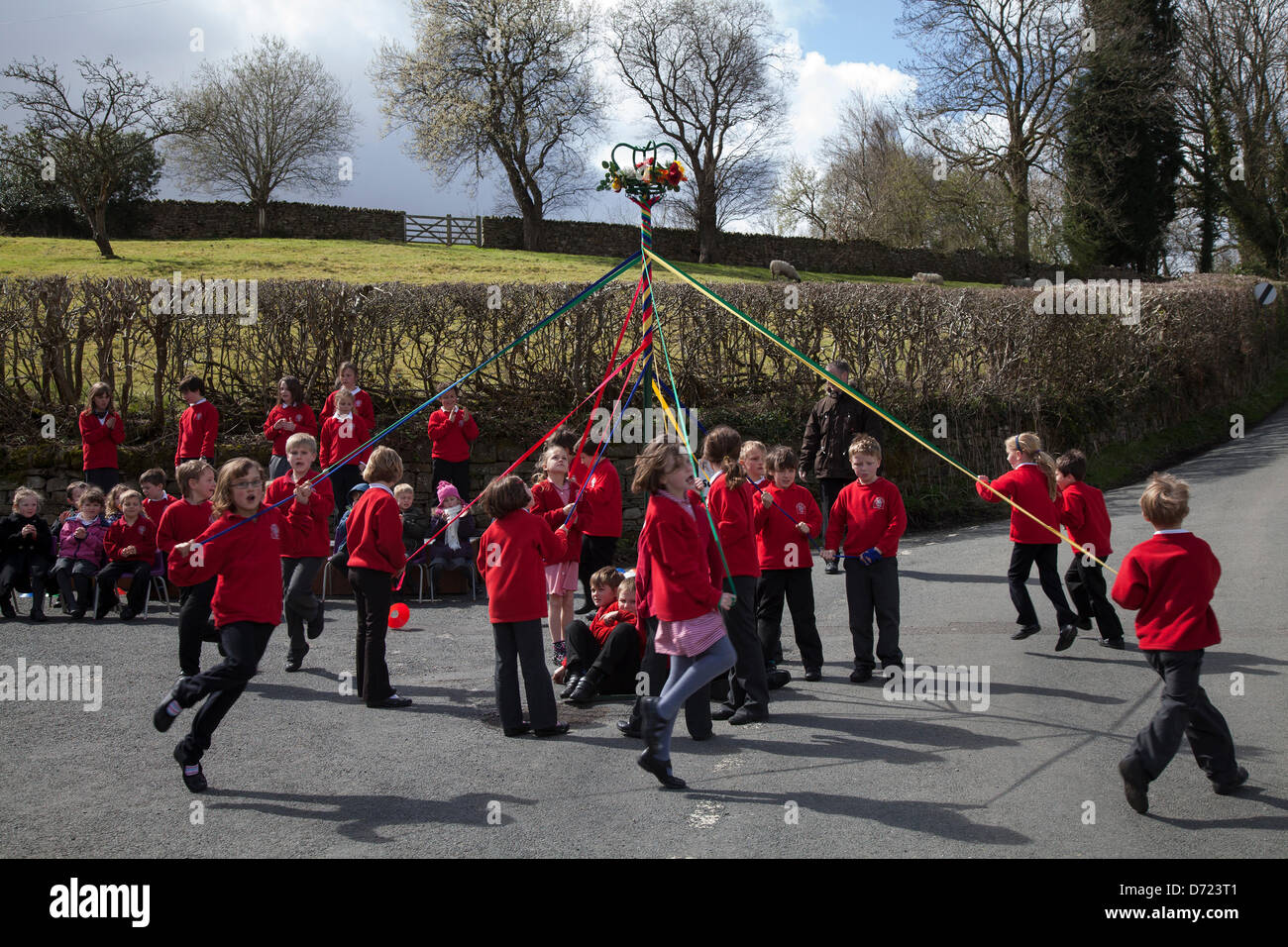Mai-Feier mit Schulkindern, die um Maibaum in Wray, Lancaster, tanzen ...