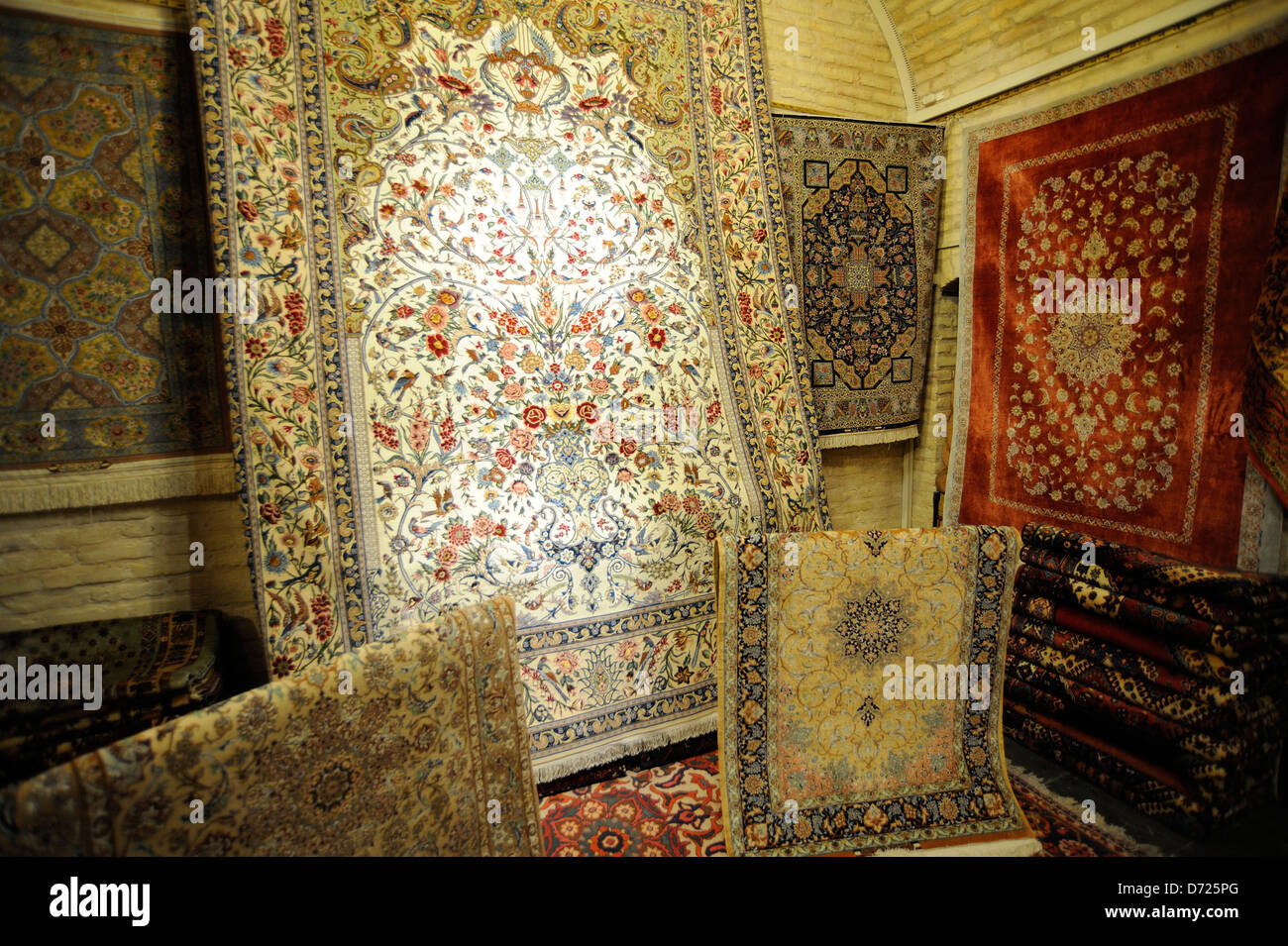 Berühmte persische Teppiche in Isfahan Basar im Iran Stockfotografie ...