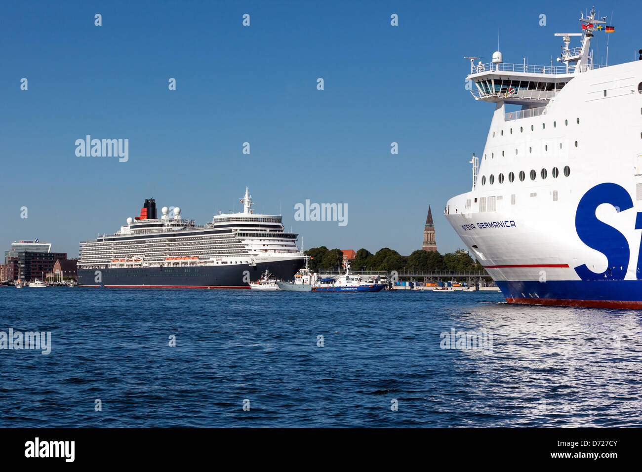Kiel, Deutschland, die Fähre Stena Germanica und die Kreuzfahrt Schiff ...