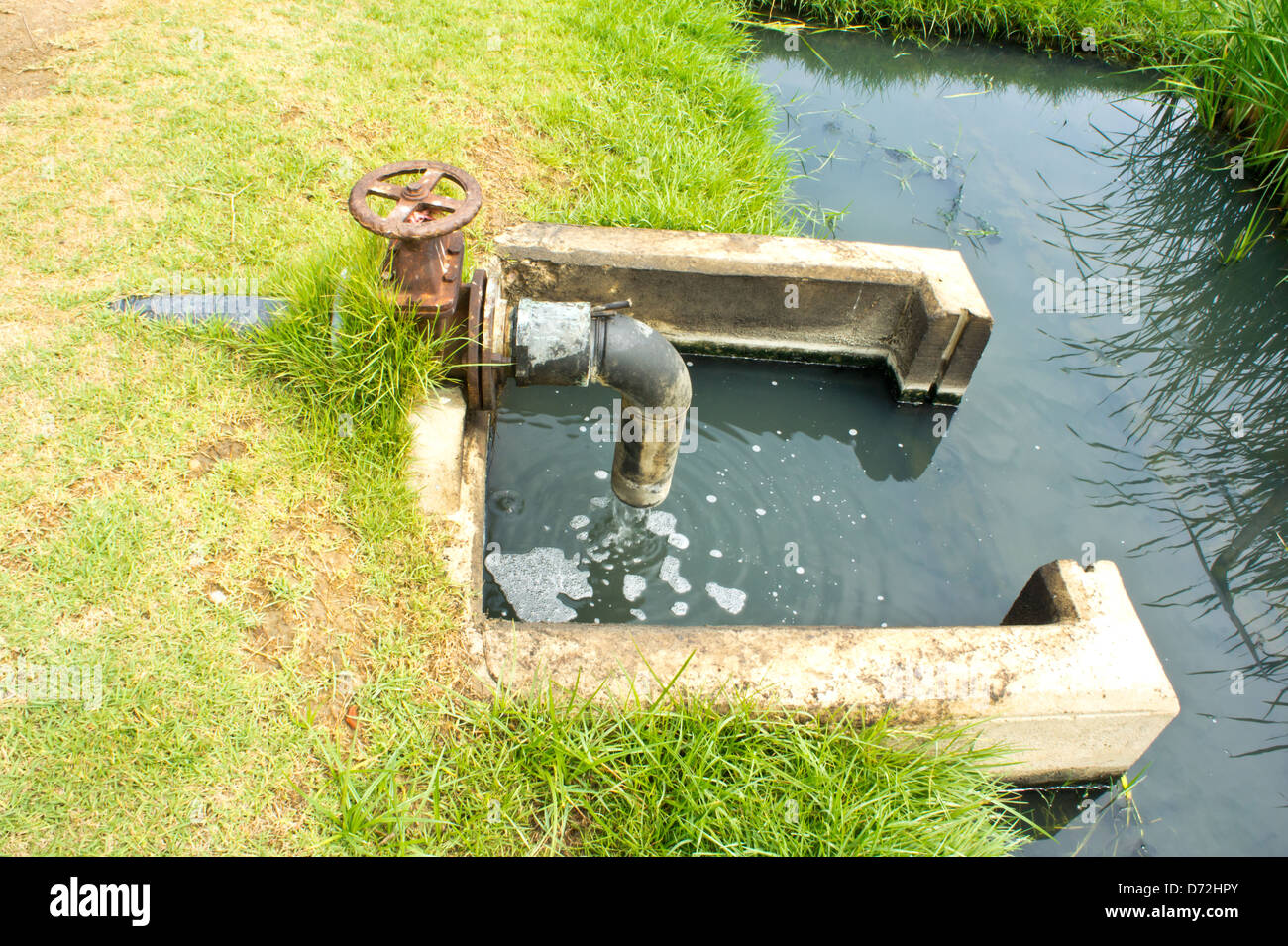 Abwasser mit Ventil und Betongrube ablassen Stockfotografie - Alamy