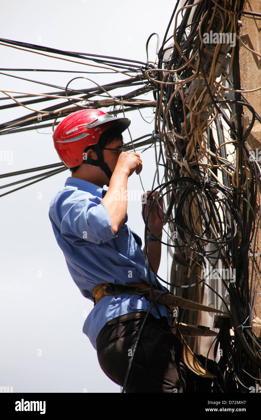 Elektriker hochspannung helm Stockfotos und -bilder Kaufen - Alamy