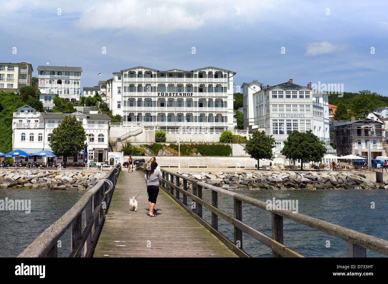Sassnitz, Deutschland, Blick vom Pier zum Hotel an der Strandpromenade ...