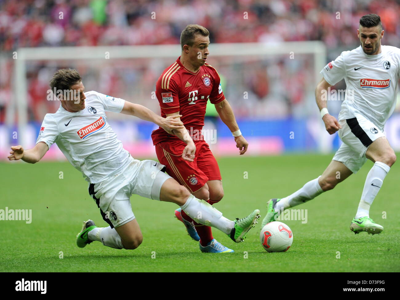 Münchner Xherdan Shaqiri (C) wetteifert um den Ball mit Freiburgs ...