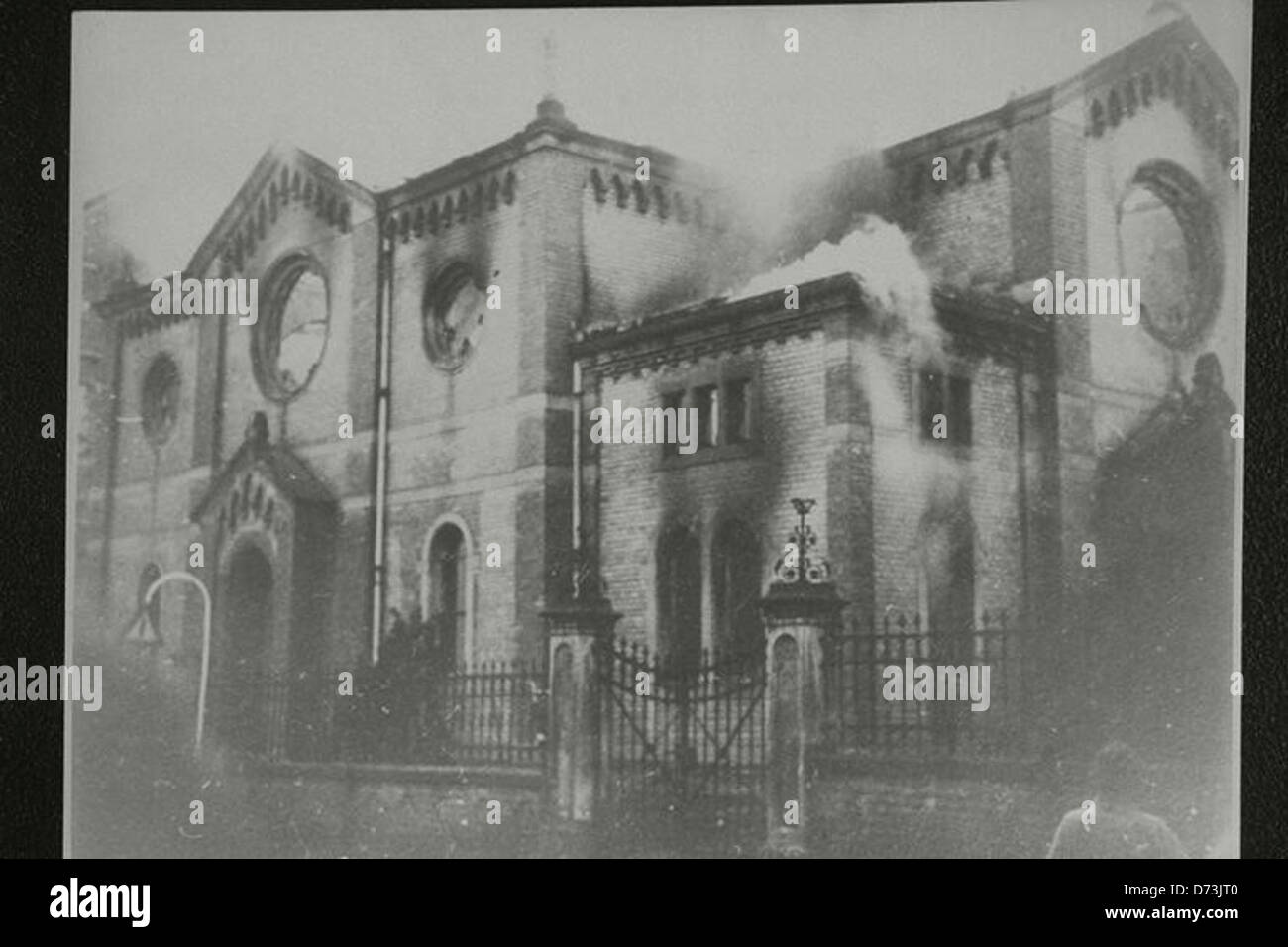 Burning synagogue -Fotos und -Bildmaterial in hoher Auflösung – Alamy