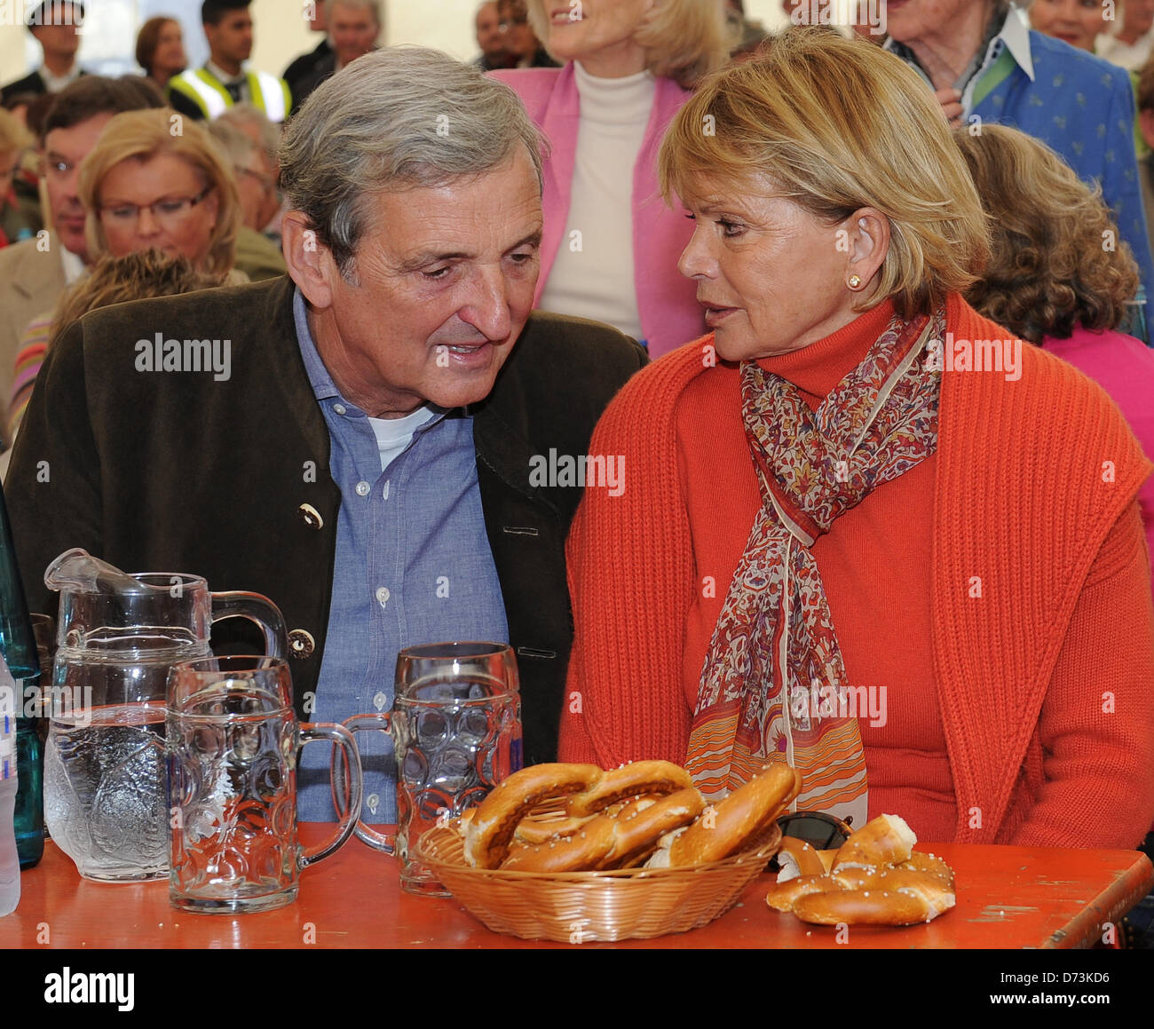 Deutsche Schauspielerin Uschi Glasand ihr Mann Dieter Hermann besuchen ...