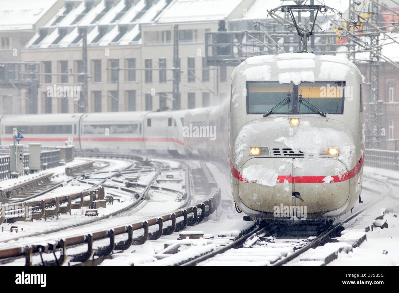 Deutscher personenzug im schnee -Fotos und -Bildmaterial in hoher ...