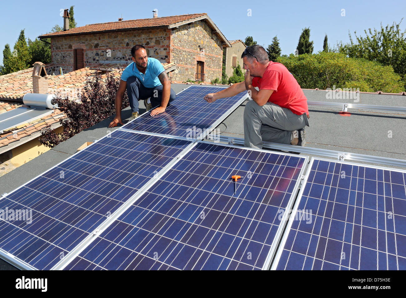 Torre Alfina, Italien, Installation einer Solaranlage auf dem Dach eines Einfamilienhauses ...